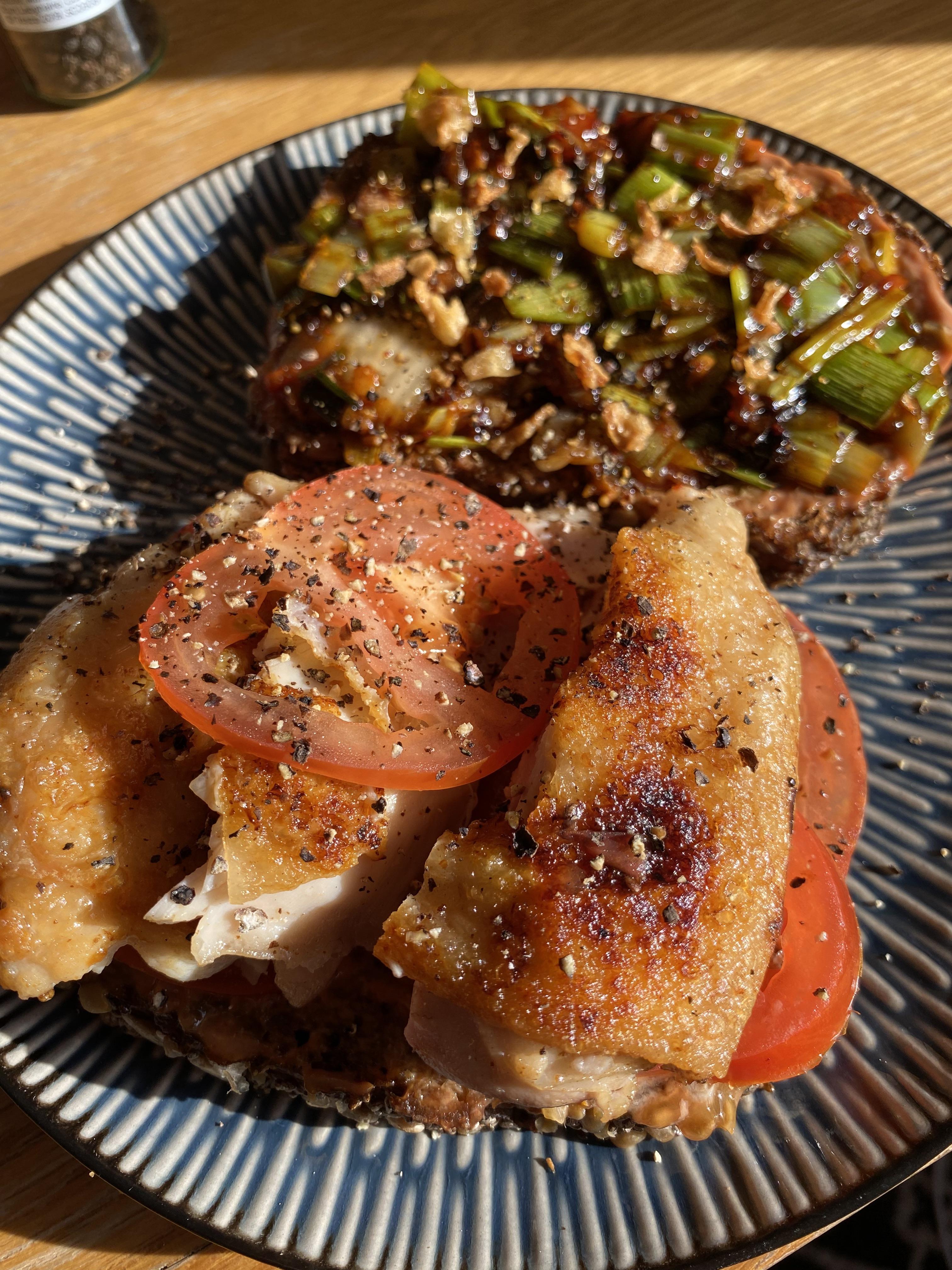 Chicken sandwich with leek jam | Scrolller