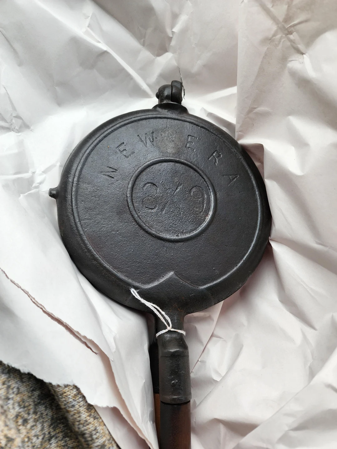 Just picked this waffle iron up with a low base. Any info on "New Era" | Scrolller