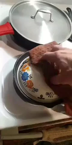 slidey eggs. no oil | Scrolller