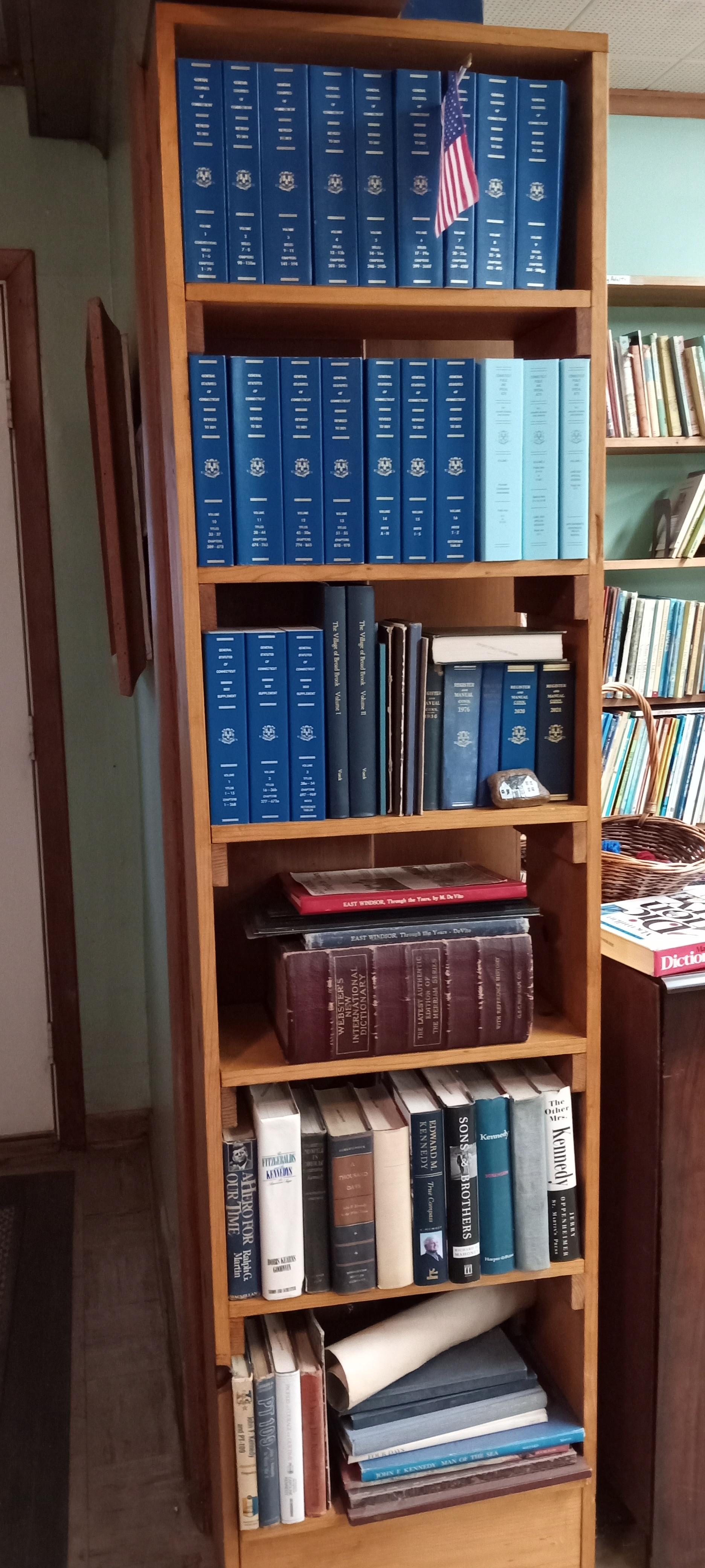 This lovely little library in Broad Brook, CT | Scrolller