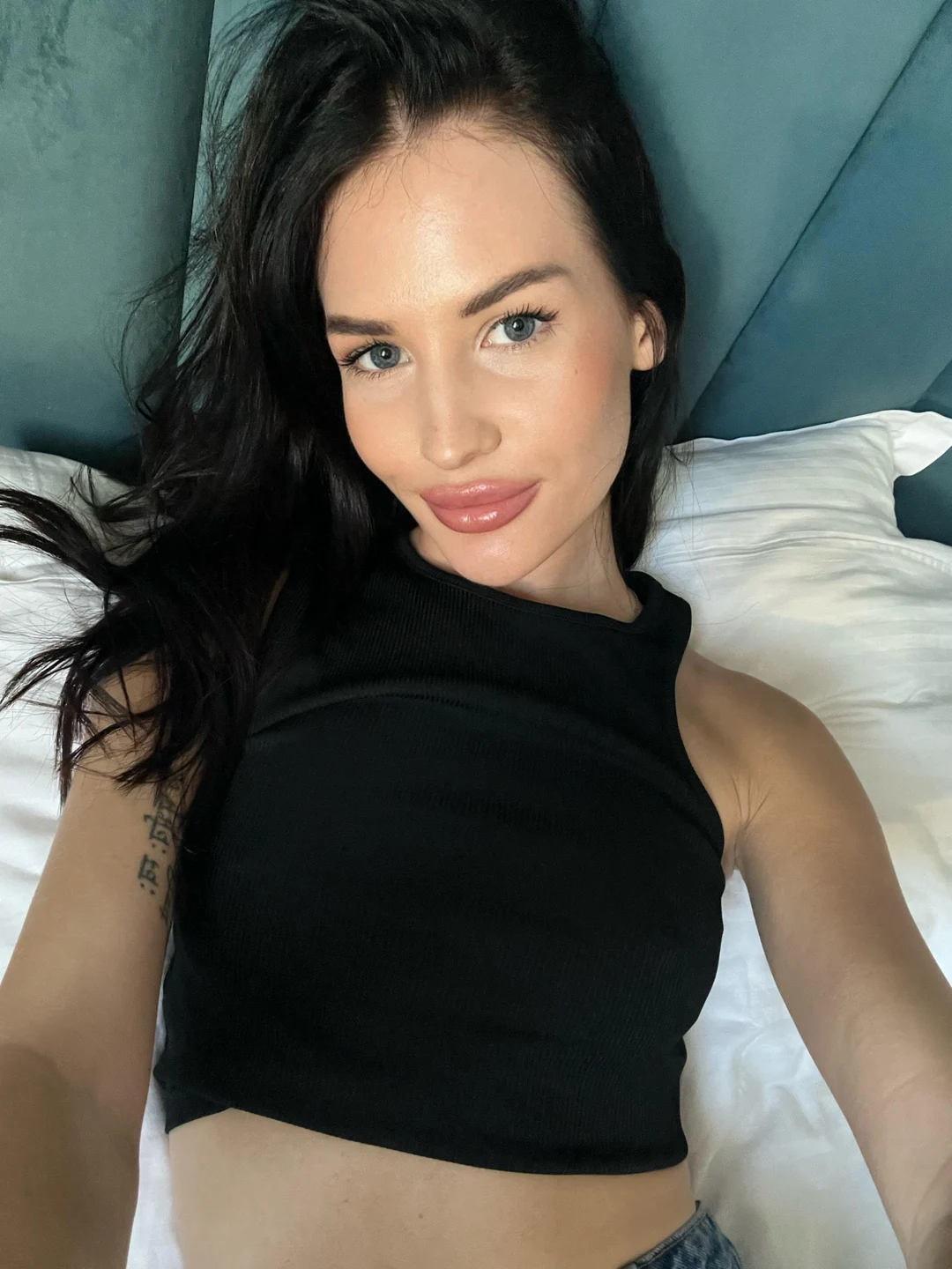 black crop top looks good | Scrolller