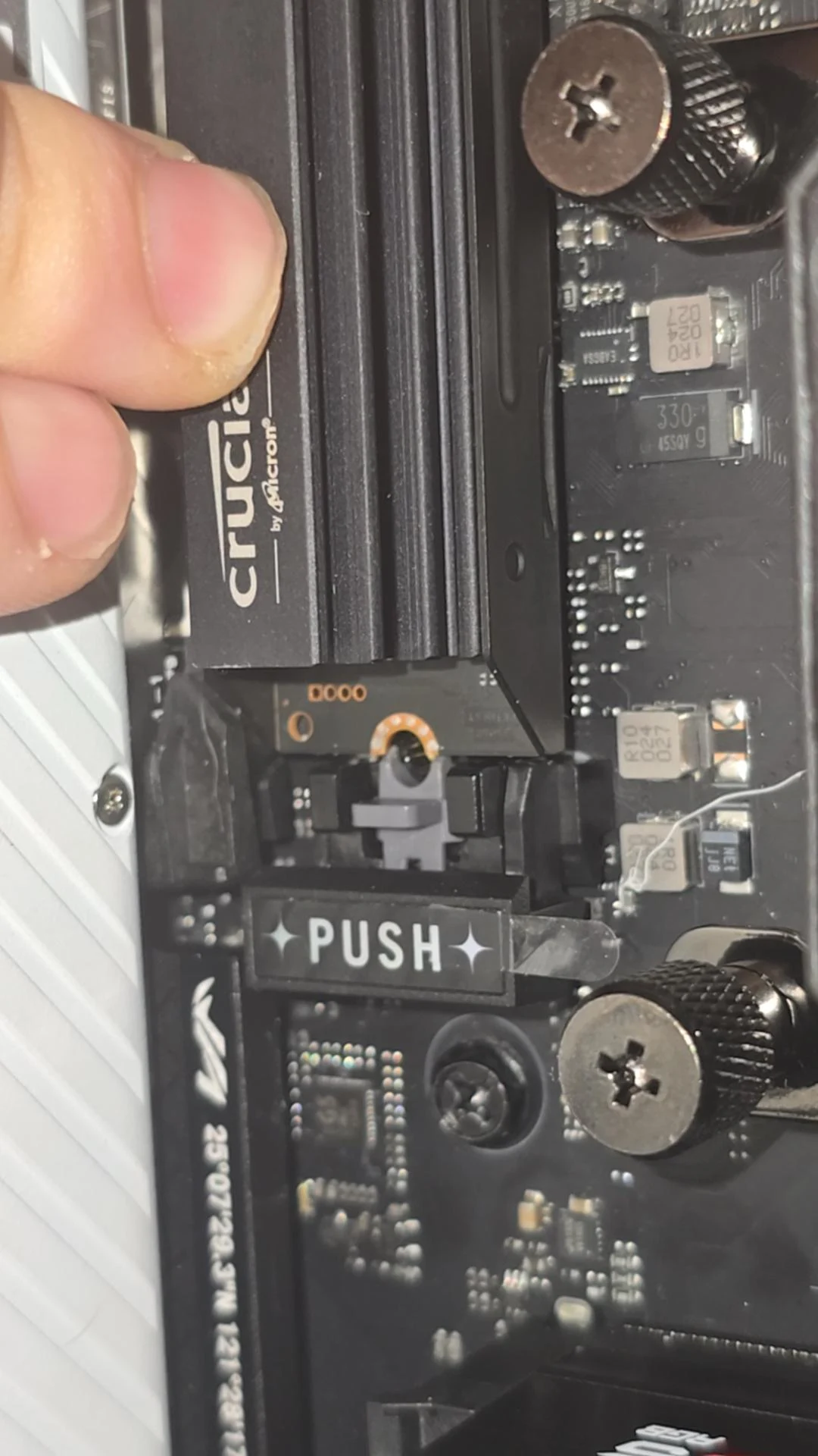 M.2 screw won't fit in the screw hole in motherboard x870 -F | Scrolller