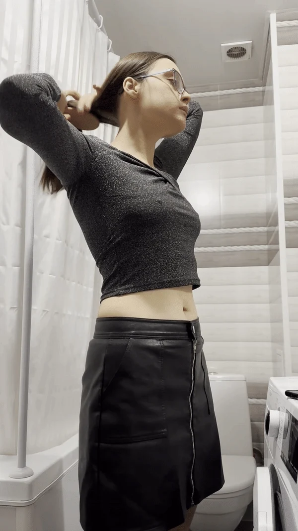 I hope my coworkers at work aren't embarrassed by my naked tummy | Scrolller