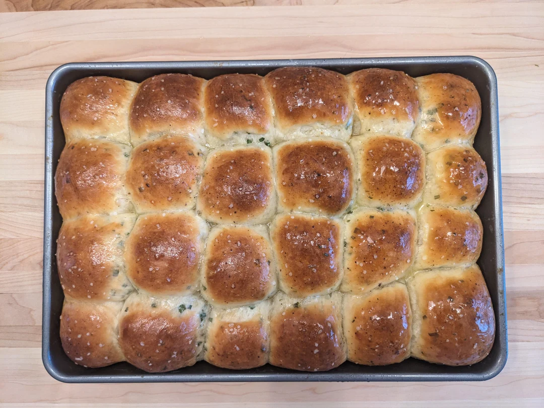 Sour cream and chives dinner rolls | Scrolller