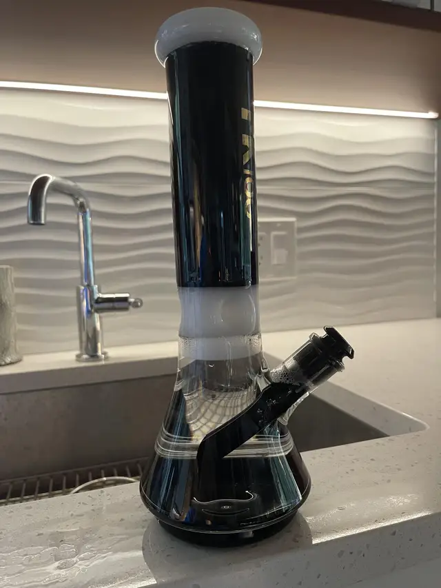 Is there a trick to get the stem unstuck from the bong? | Scrolller