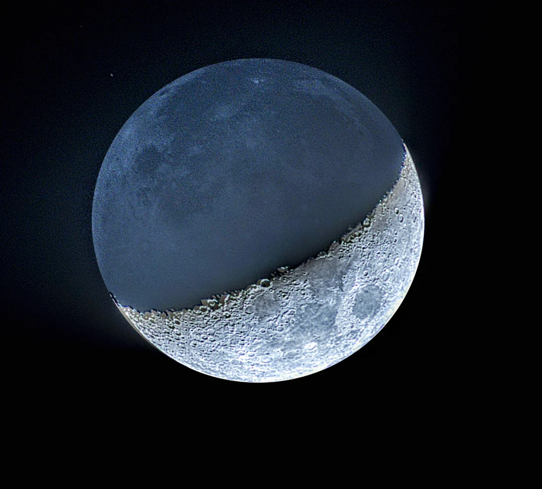 HDR composite of Crescent Moon from 15th Feb | Scrolller