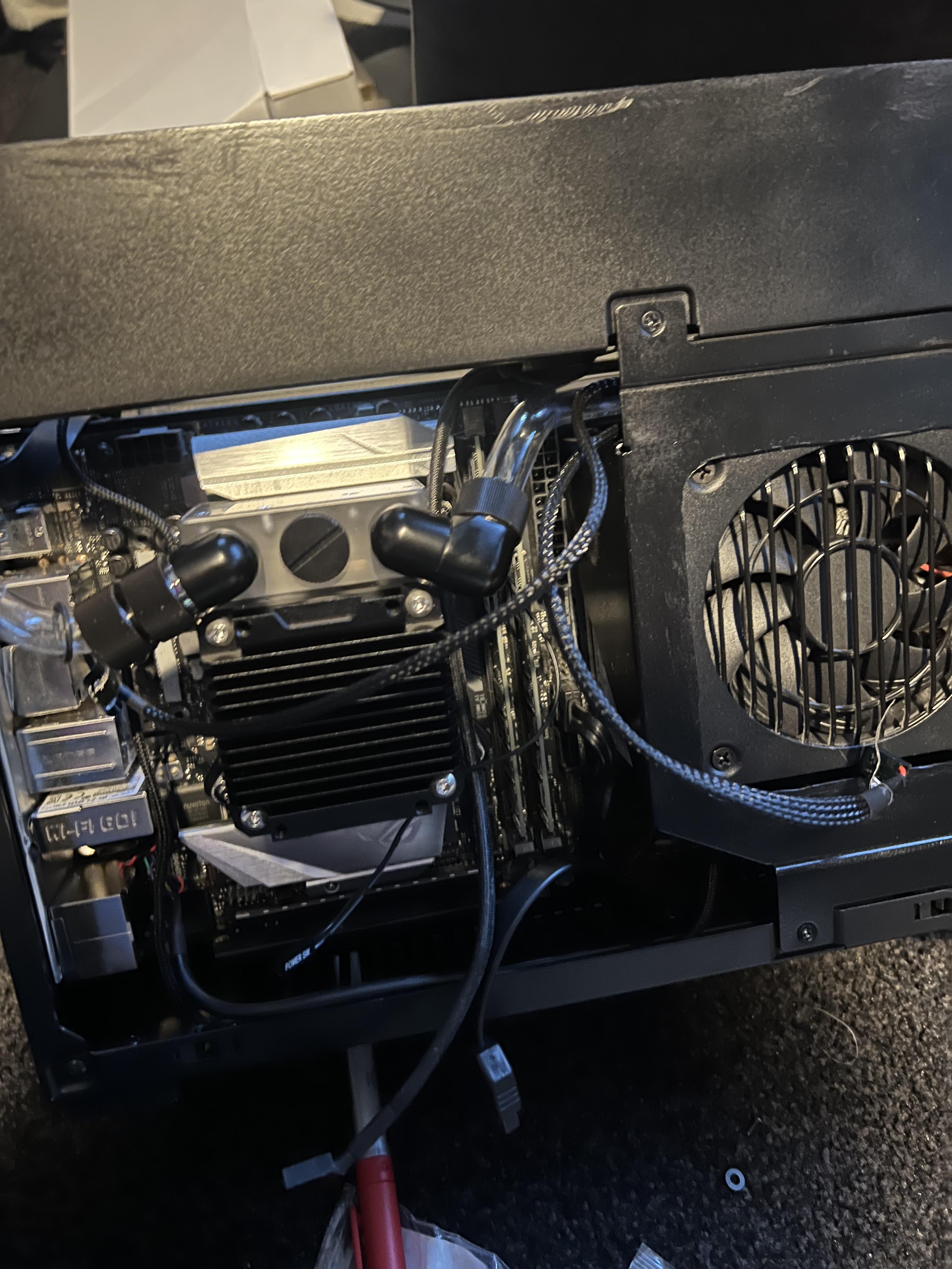 Upgraded my SFF with a Custom loop | Scrolller