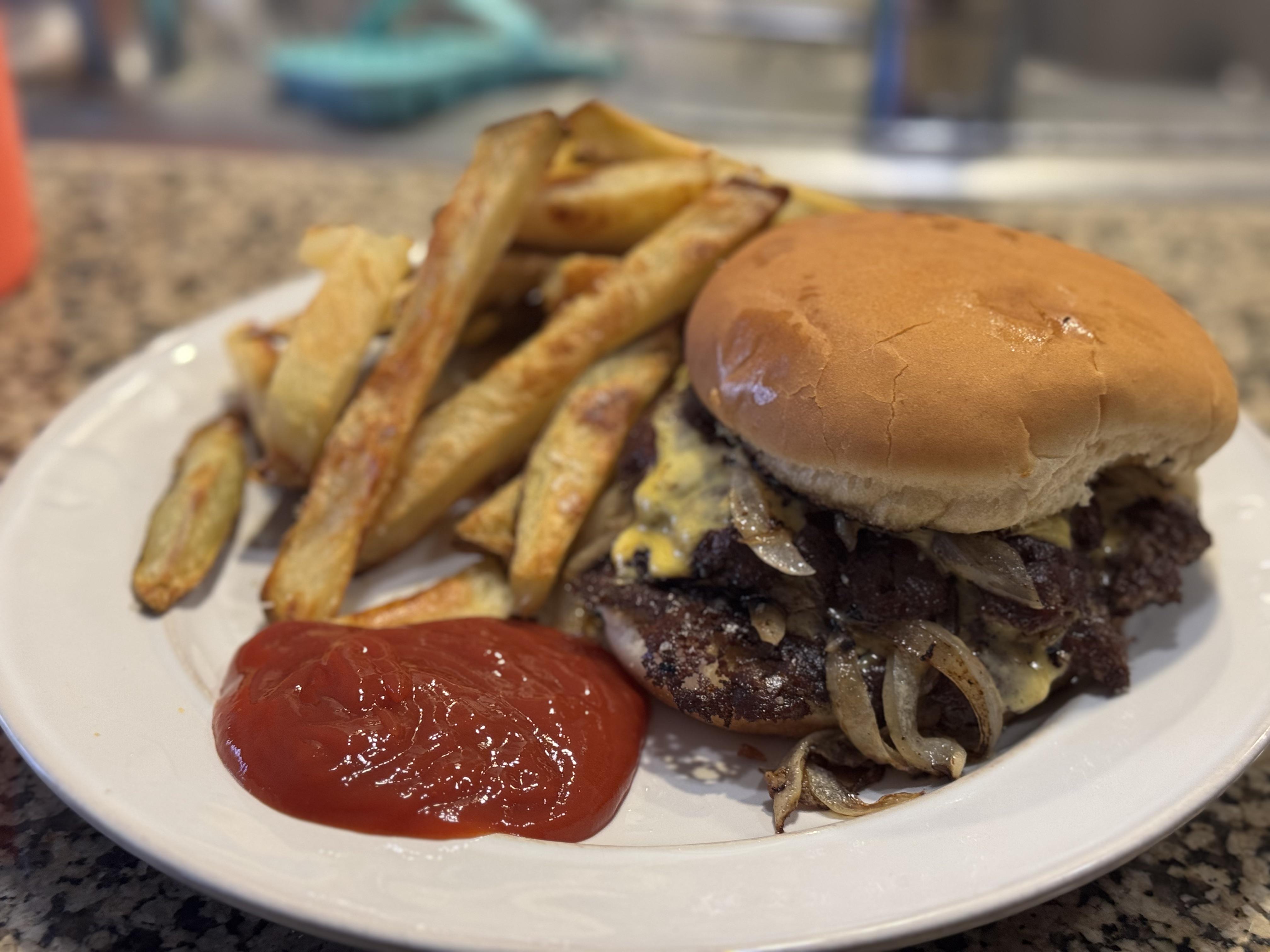 I make a lot of burgers. Here's a grilled/smashed hybrid burger | Scrolller
