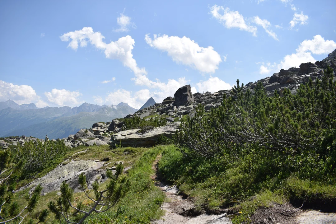Boulders on Ballunspitze with Ishgl mountains on the back, Tyrol, Austria. [OC] (6000x4000 ...