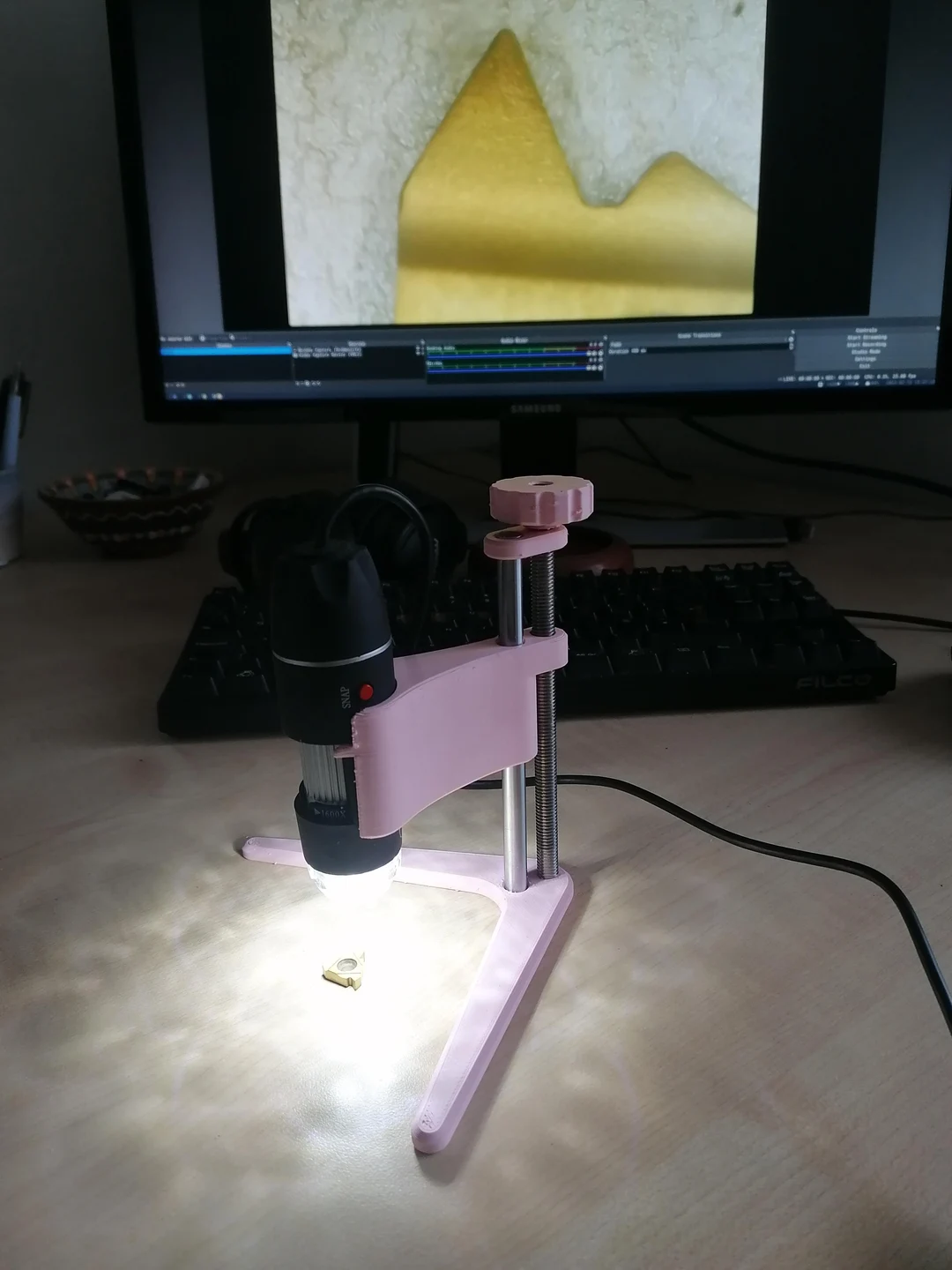 USB microscope stand with fine-adjust | Scrolller