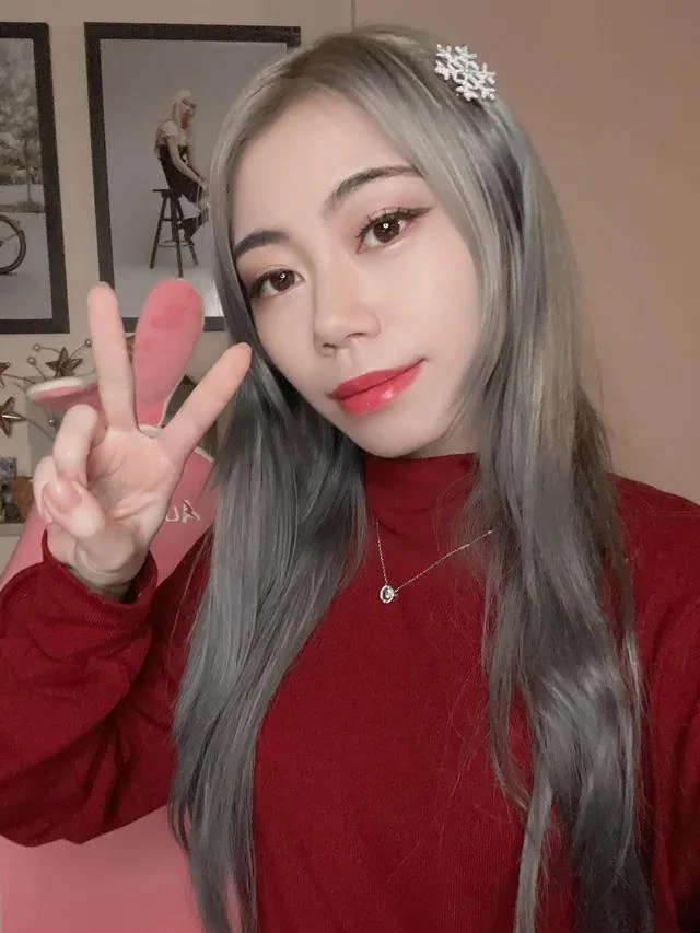 Pretty girl about to head to work | Scrolller