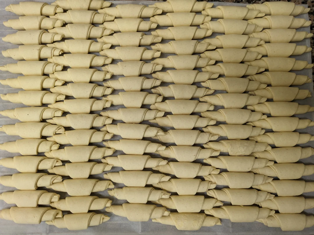 Definitely not my first mini croissants. Surely not perfectly even nor perfectly lined up but ...