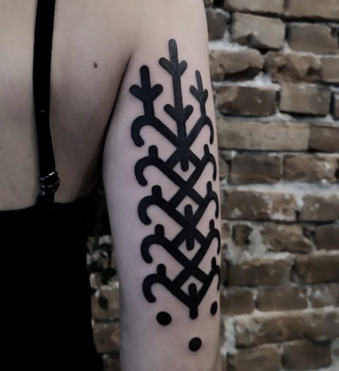 What is this style called, does it have any meanings attached to it? (Instagram: ___pol ...