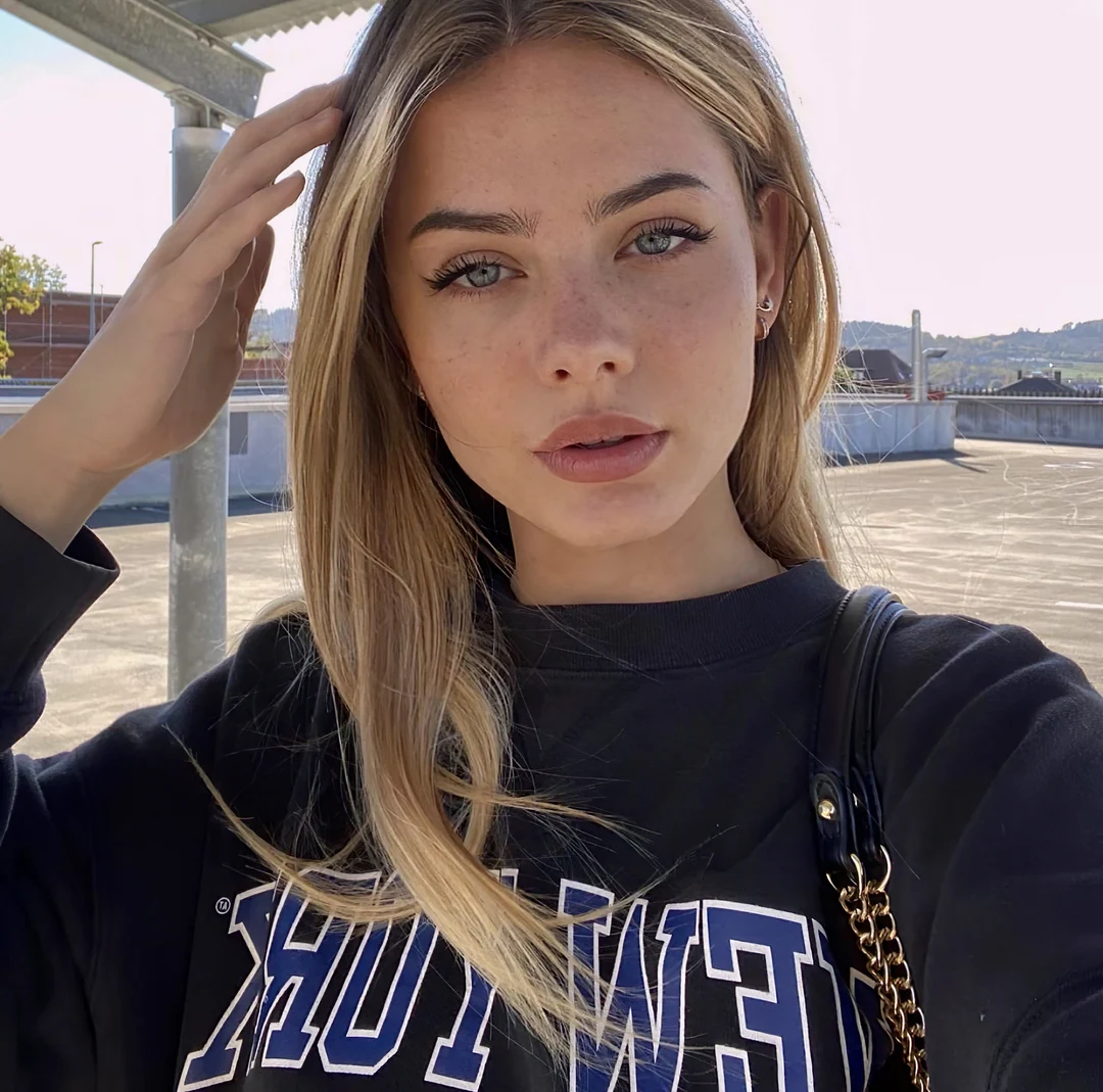 Sara Crumbleleg Scrolller