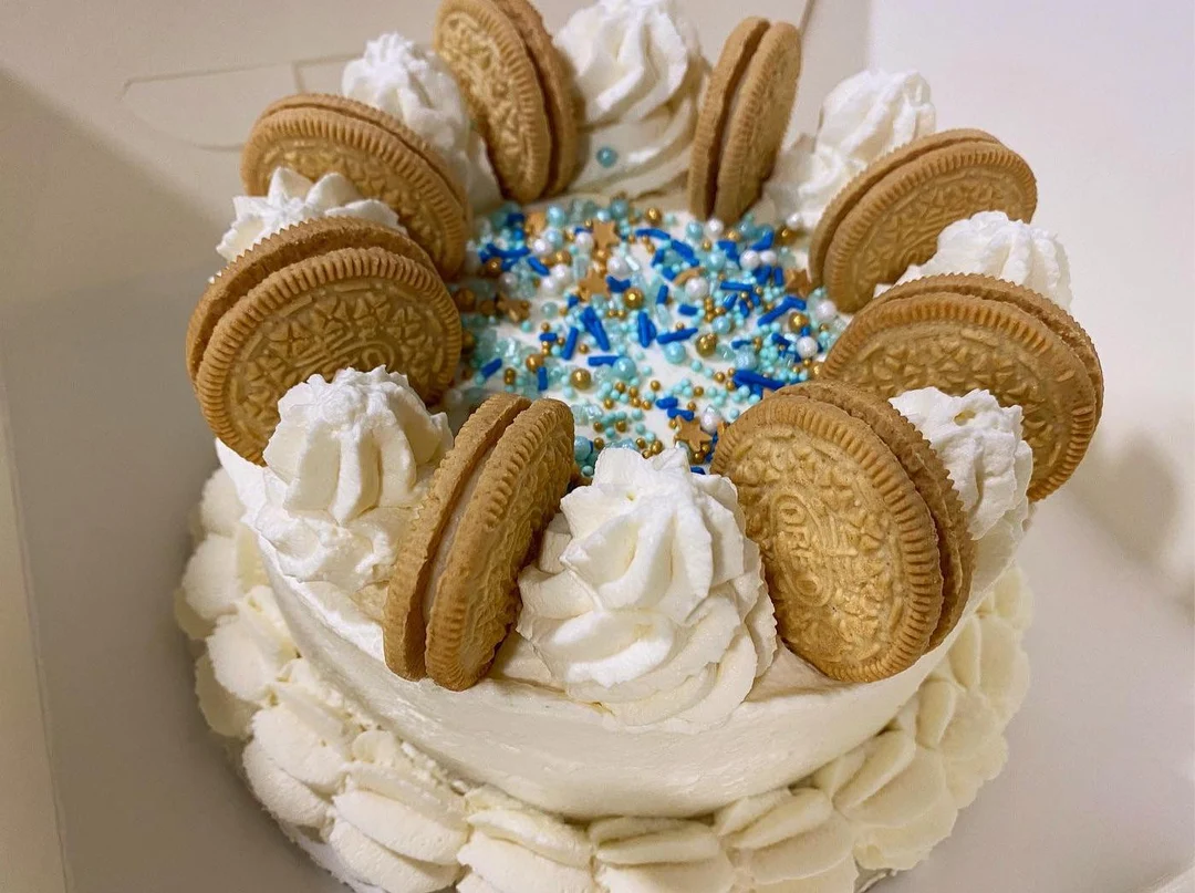 Vanilla Oreo cake for a friend’s birthday! | Scrolller