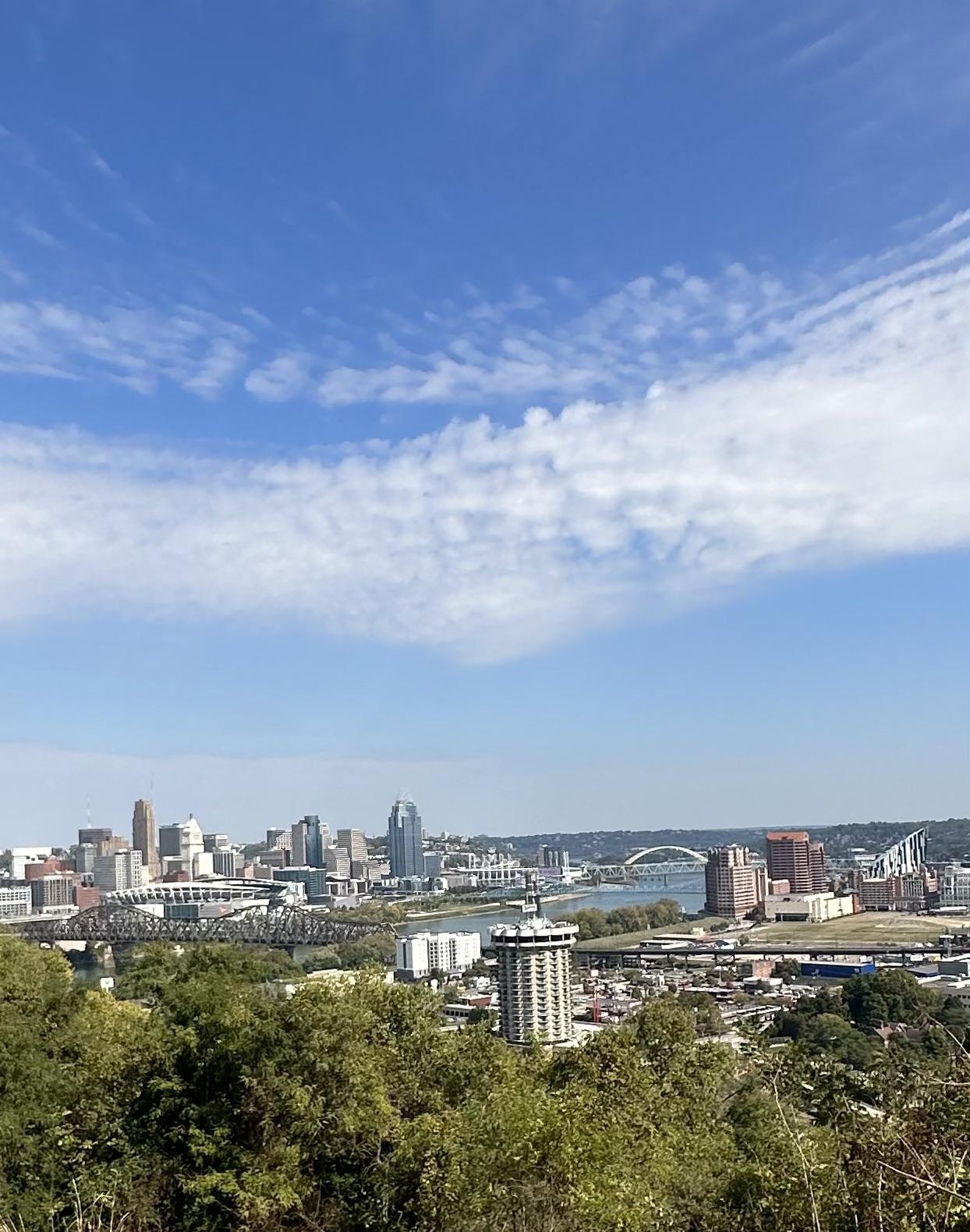 [OC] Cincinnati, Ohio (left of river) Covington, Kentucky (right of river). [2979 x 1374 ...