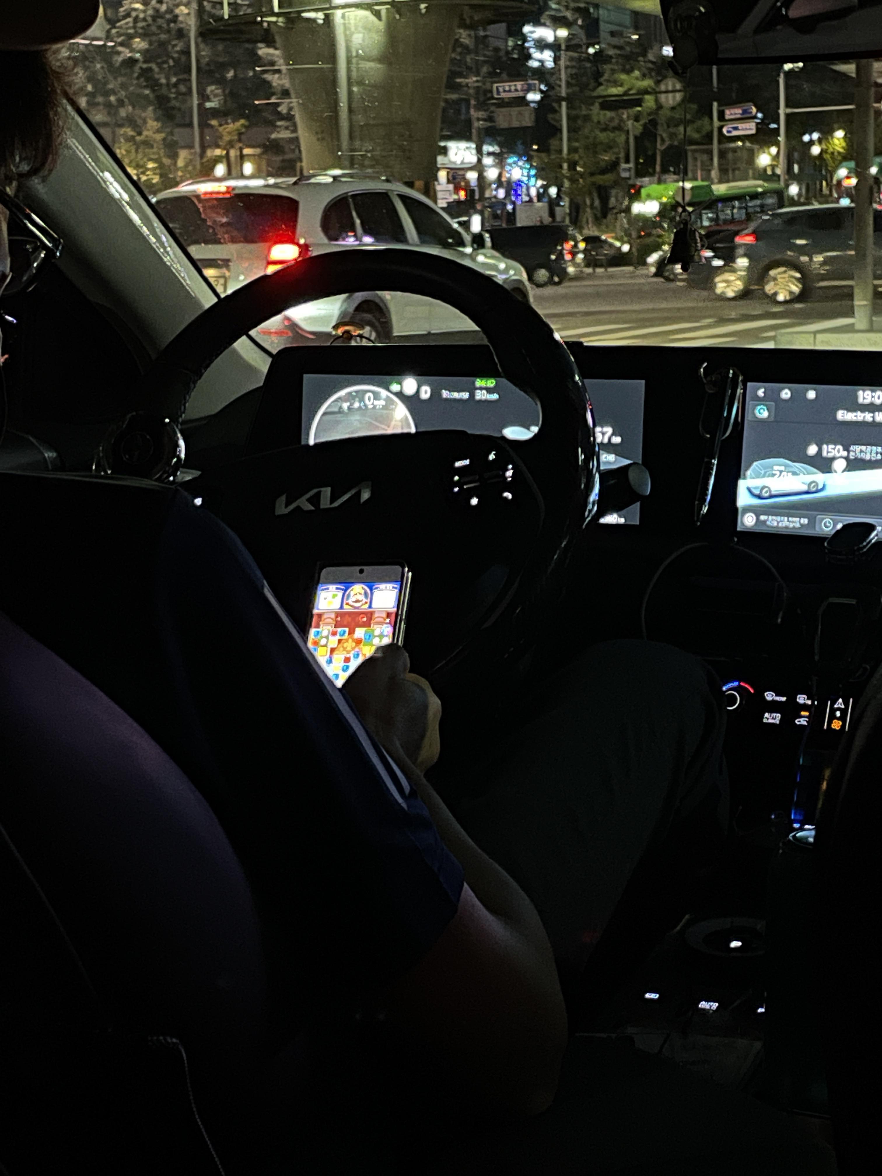 Taxi driver playing candy crush (?) while driving | Scrolller