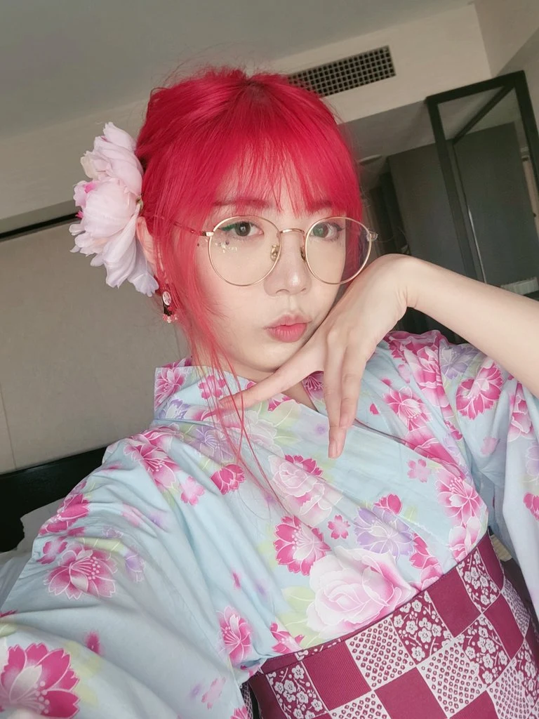 Kimono Lily | Scrolller