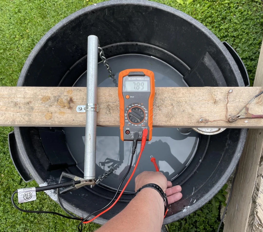 Just set up my first attempt at an e-tank. Does 8v through the electrolyte seem correct? | Scrolller