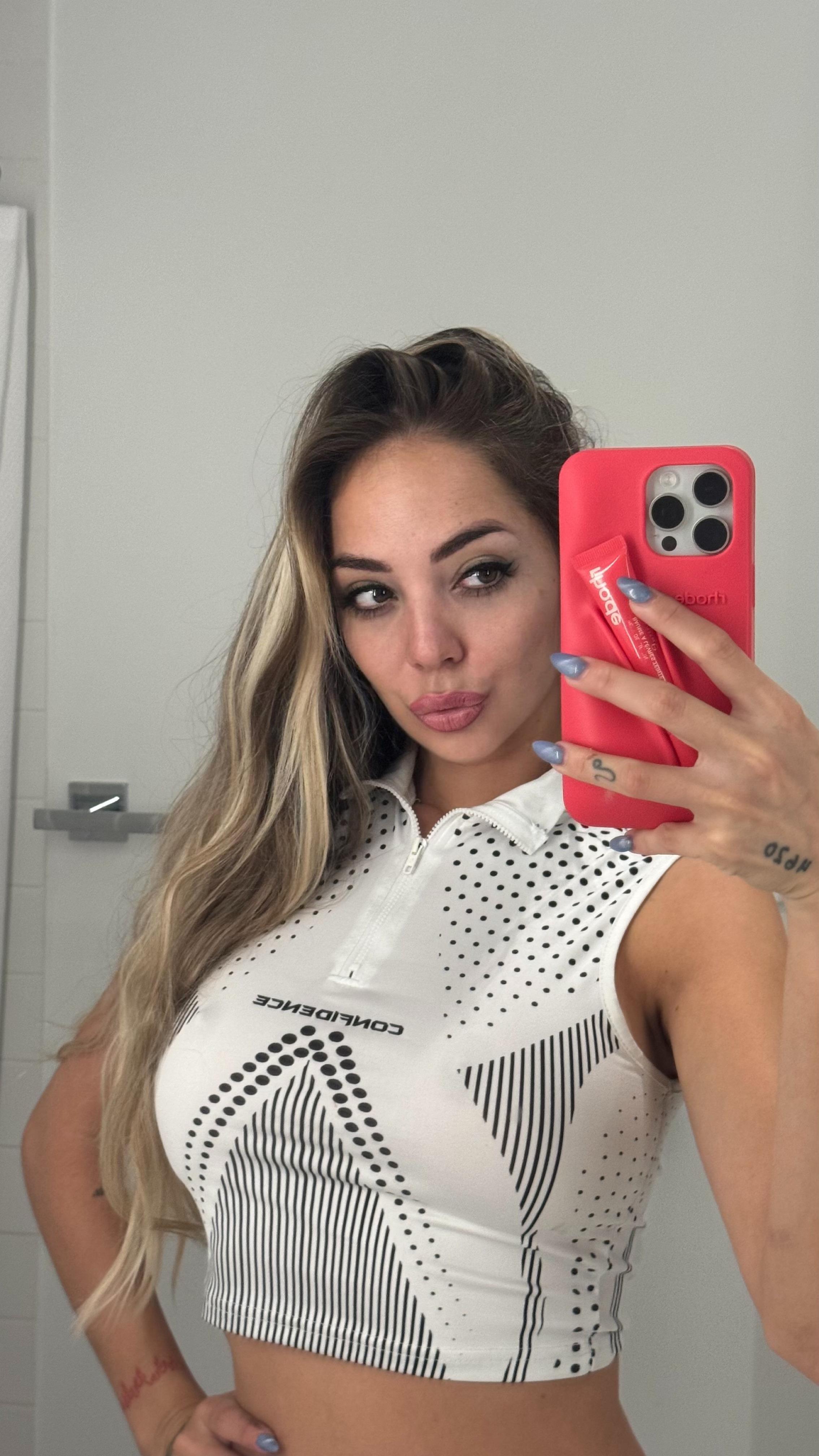 Say hi if i made you stop scrolling | Scrolller