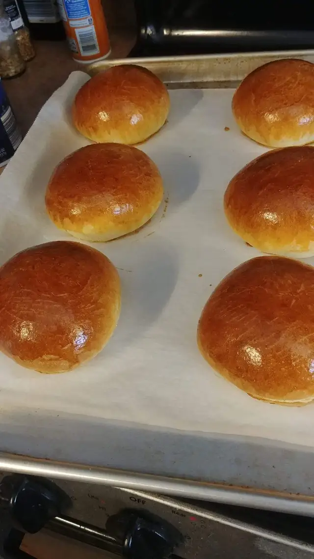 everyone is checking out my buns | Scrolller