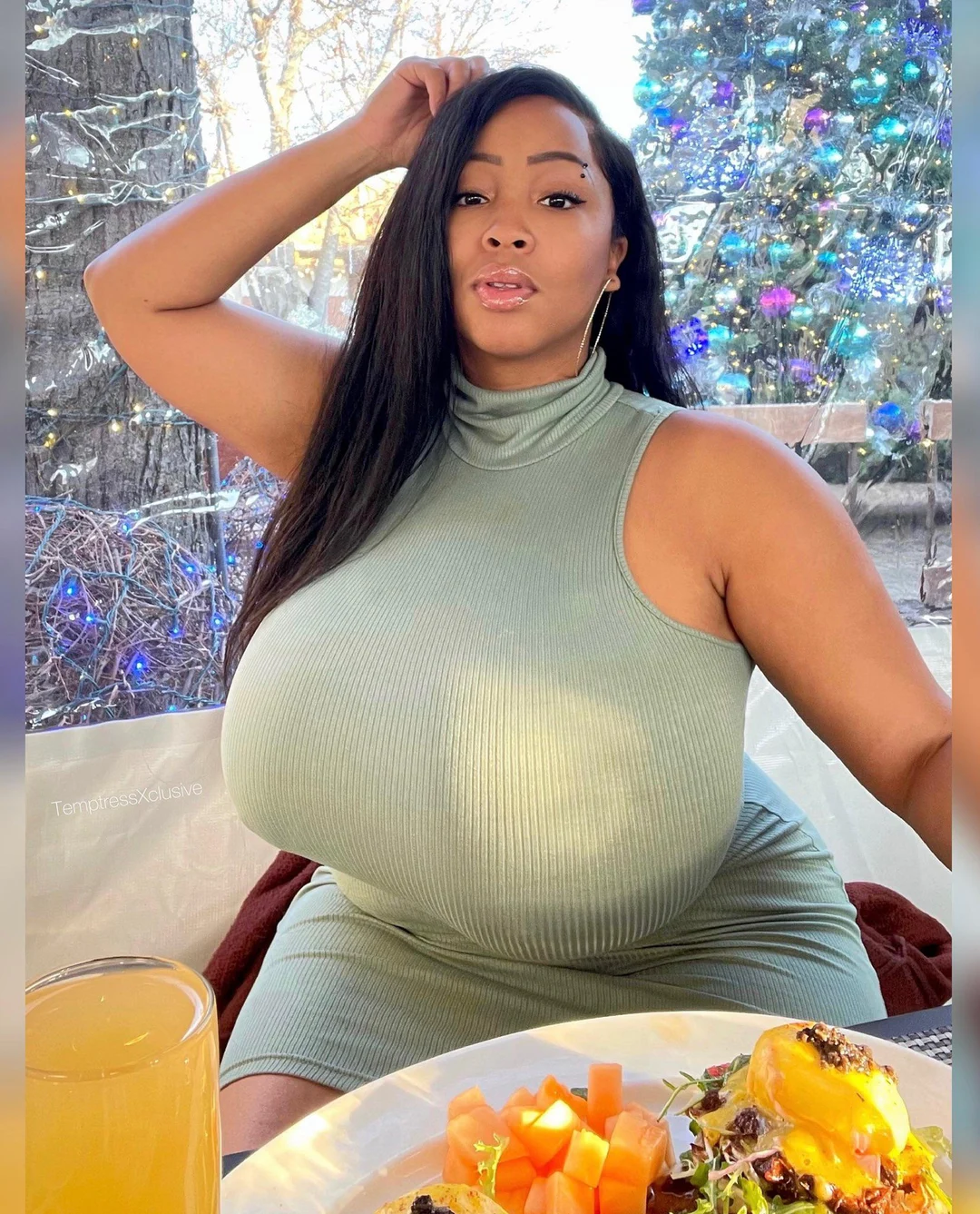 Busty brunch | Scrolller