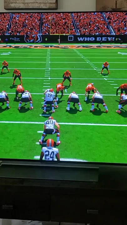 Using the Marshawn Lynch stiff arm. | Scrolller