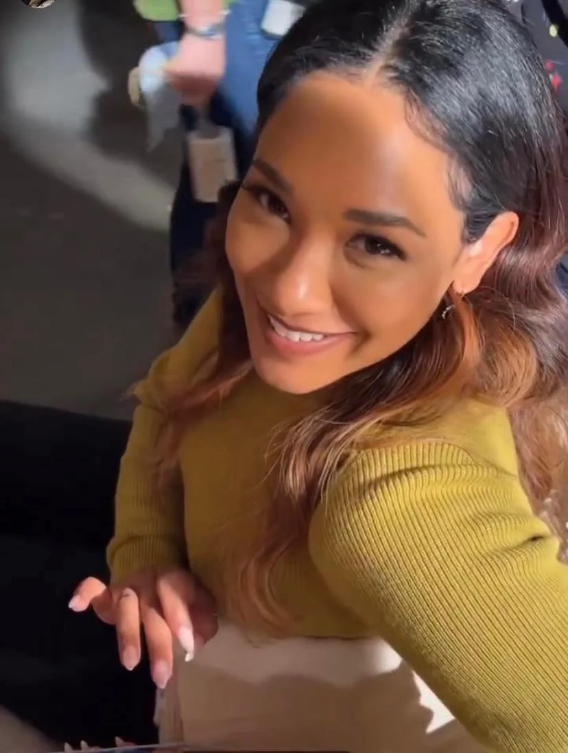 Candice Patton Scrolller