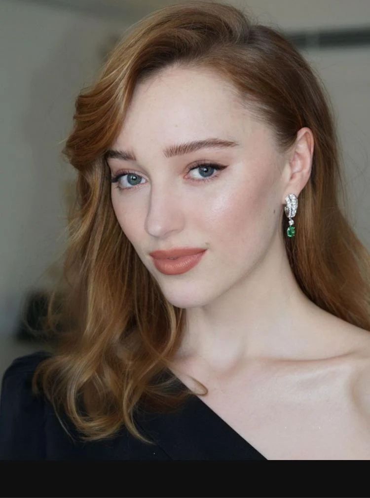 Phoebe Dynevor | Scrolller