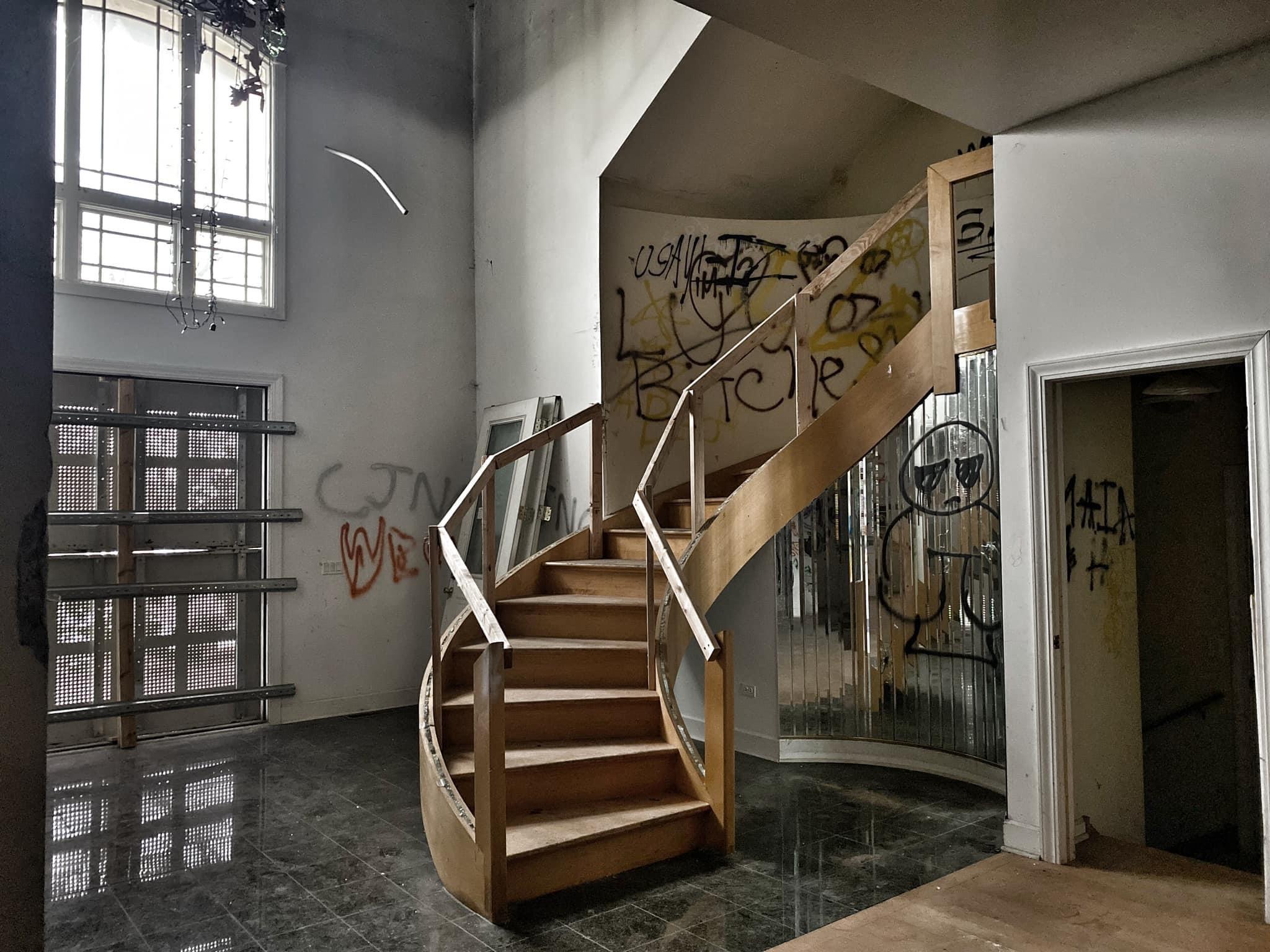 Inside an abandoned mansion | Scrolller