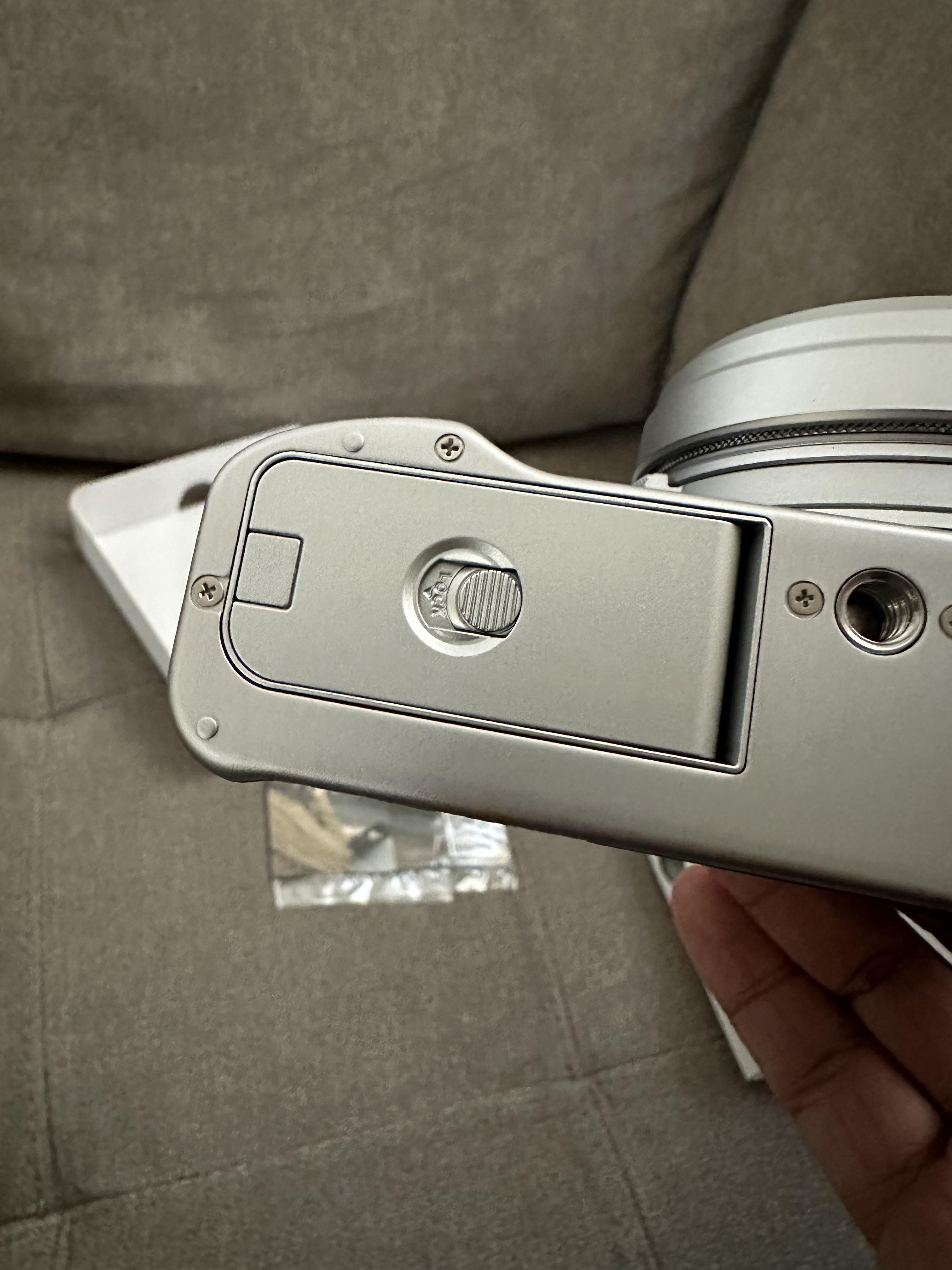 Fujifilm X100VI Battery Door Stuck? | Scrolller