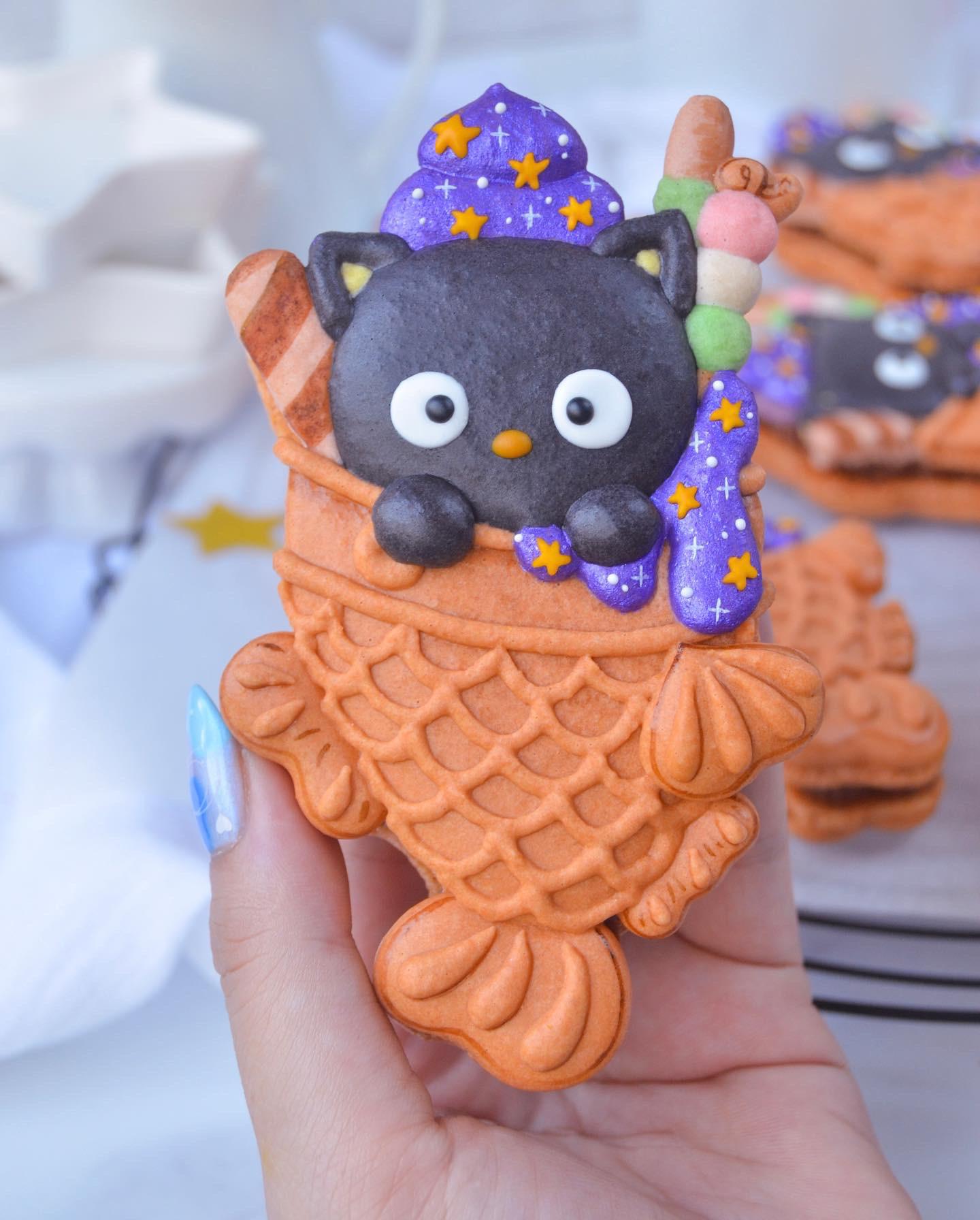 [pro/chef] I baked these Chococat taiyaki macarons filled with a ring of chocolate buttercream ...