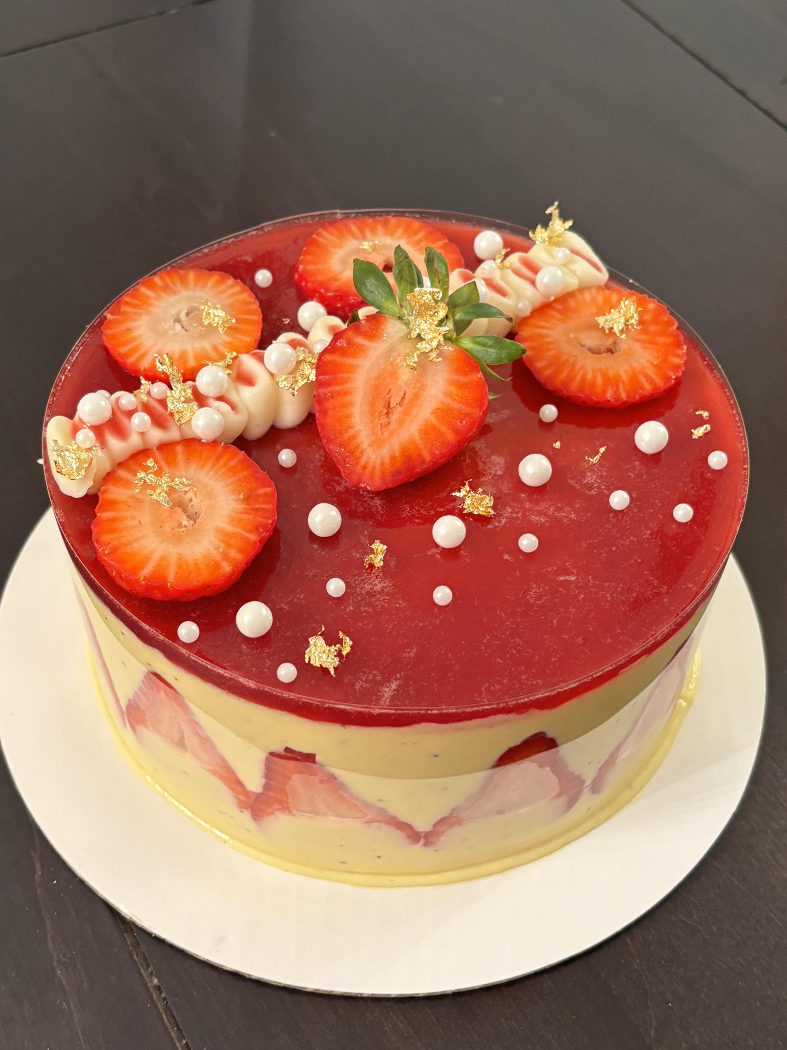 [homemade] fraisier (sponge cake with strawberries and mousseline) | Scrolller
