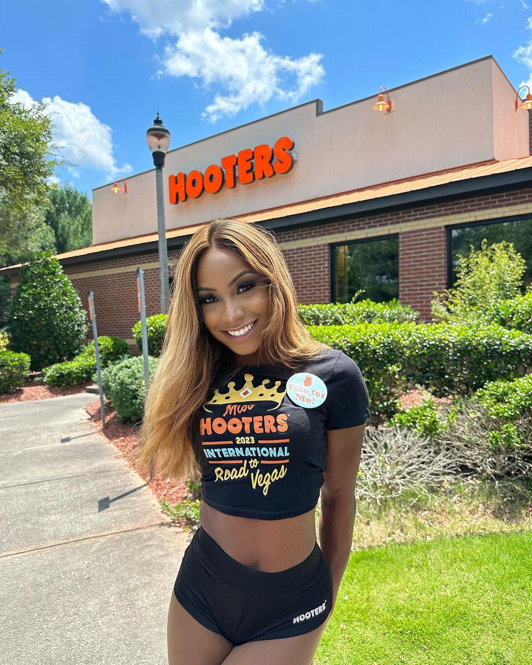 Waitress Tia | Scrolller