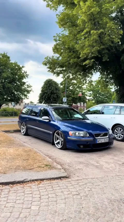 Volvo v70n | Scrolller