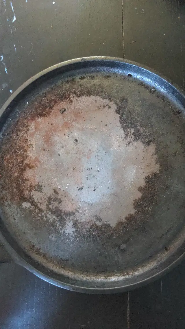 how to clean this cast iron pan? | Scrolller