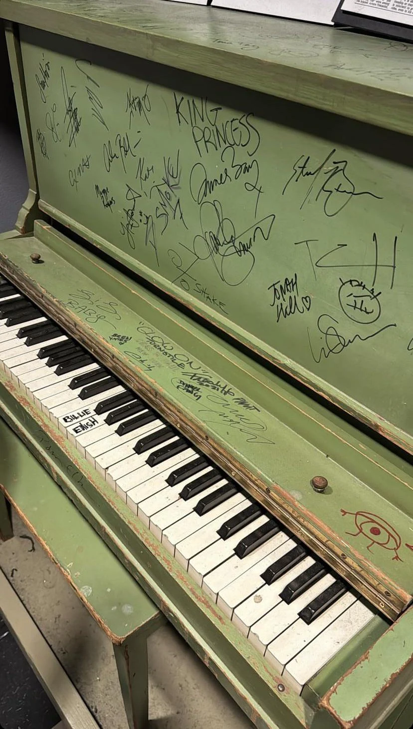 Does anyone know where this piano is? | Scrolller