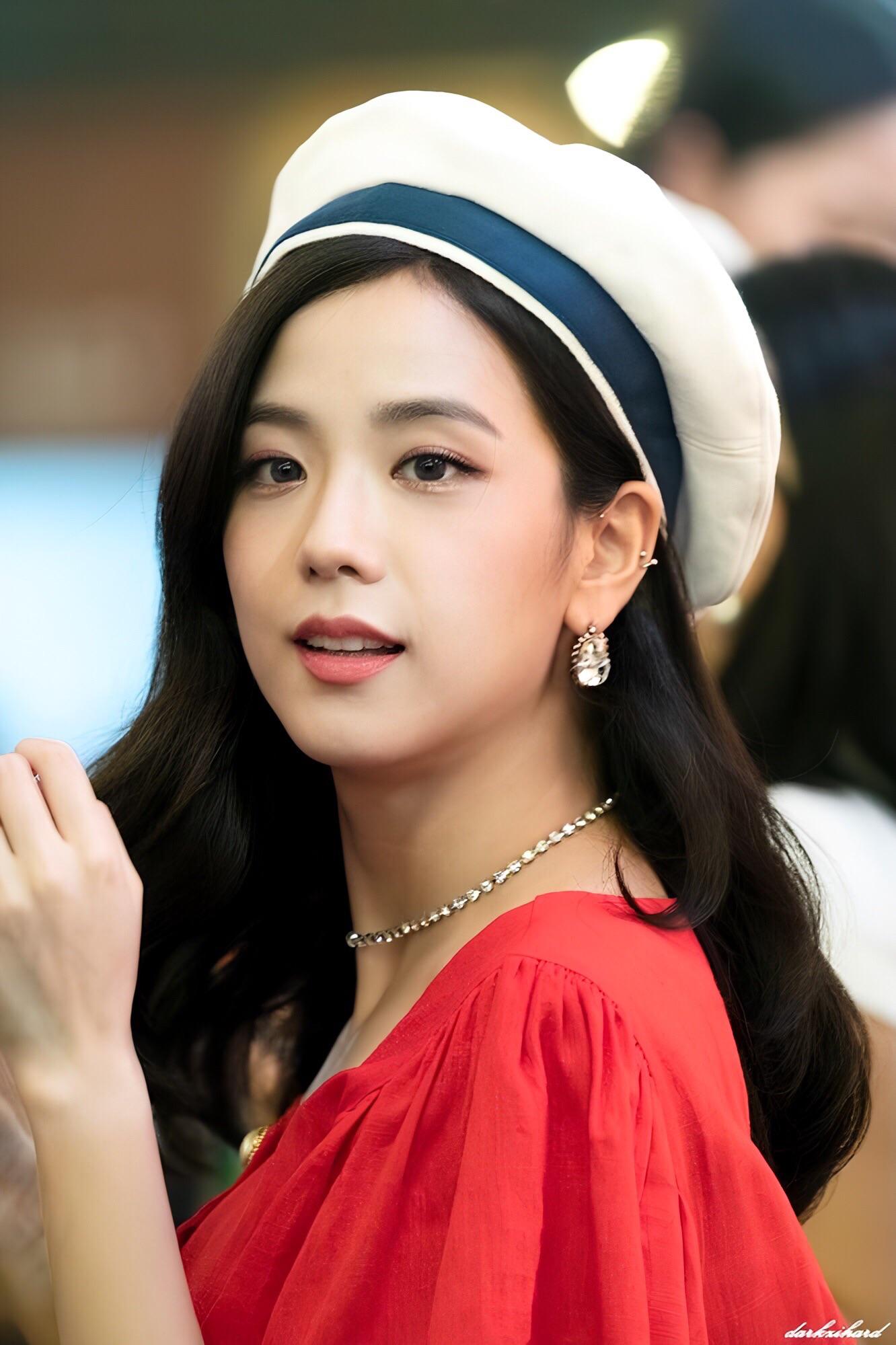 180708 Jisoo | Scrolller