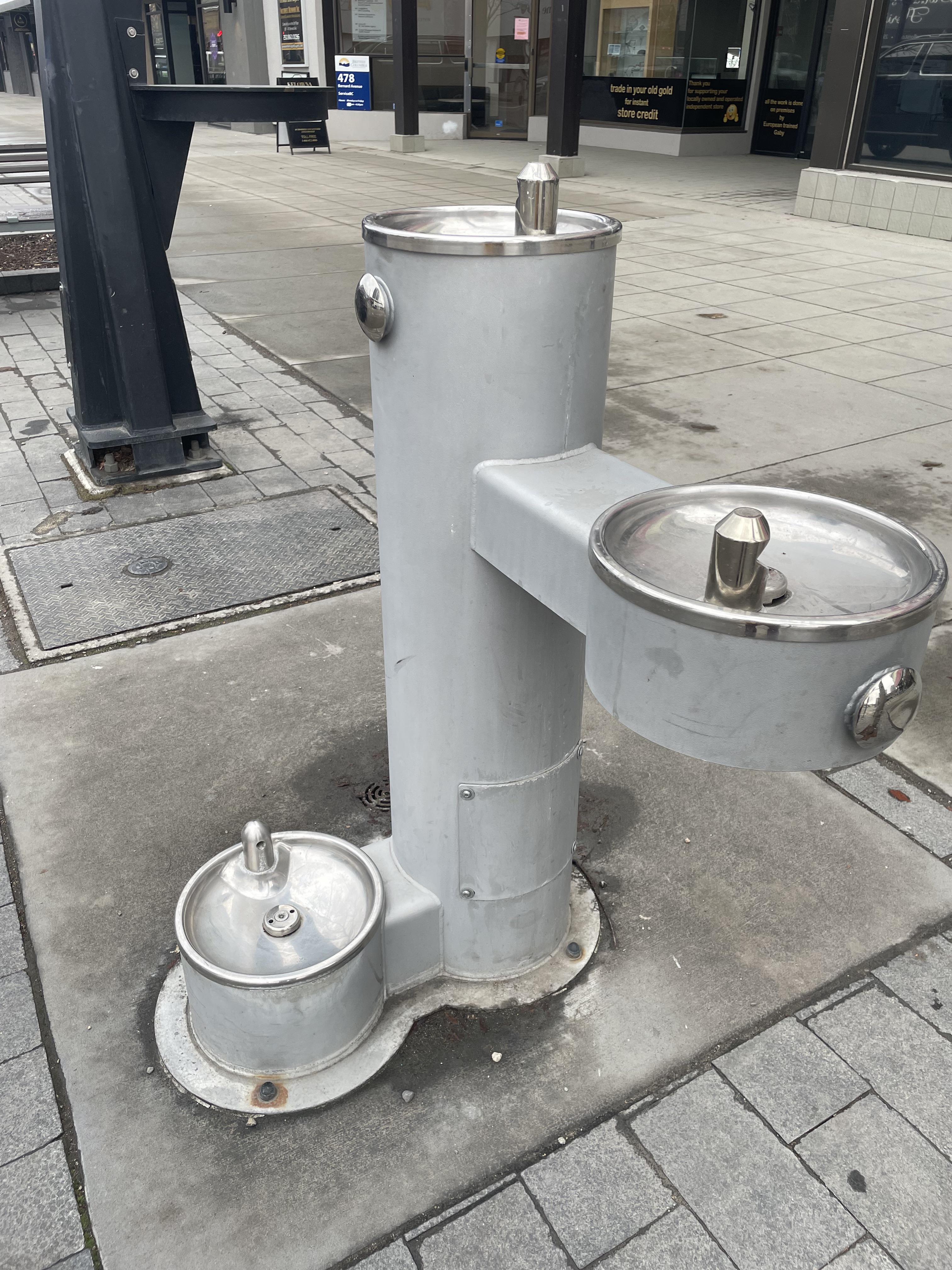 Triple water fountain | Scrolller