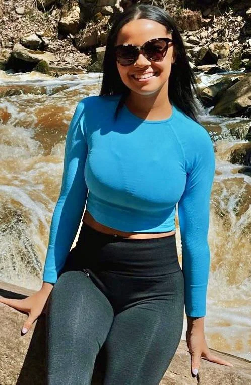 Tight shirts & big knockers | Scrolller