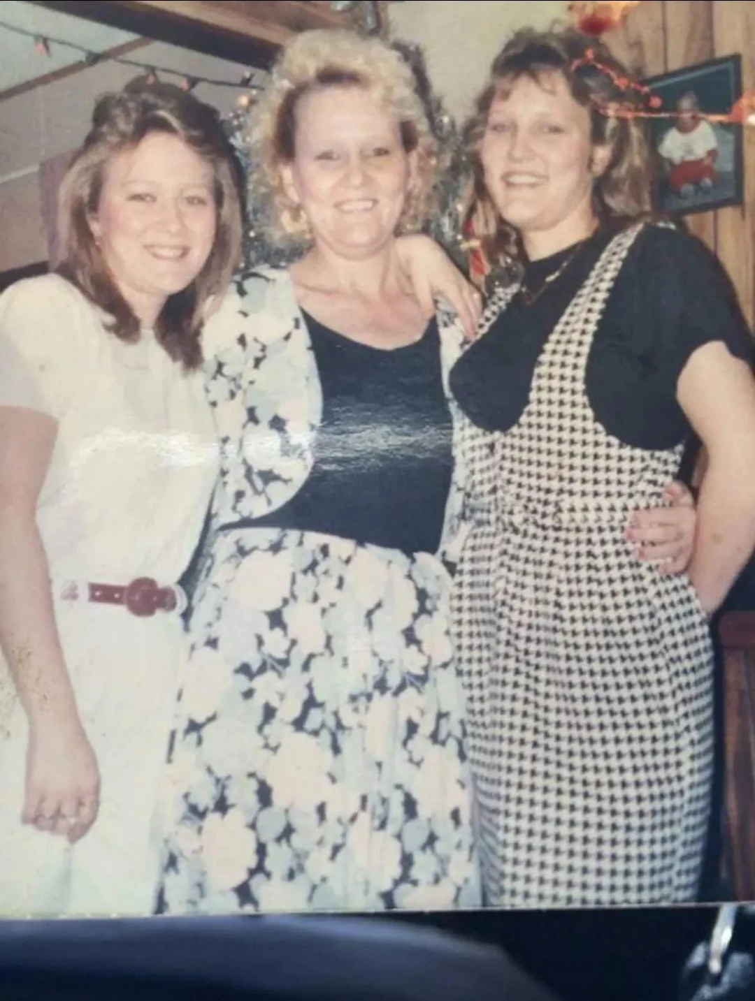 My granny and her two daughters 1985 | Scrolller