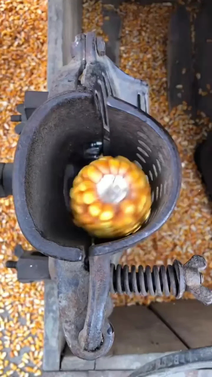 Manual corn thresher madeof cast iron | Scrolller