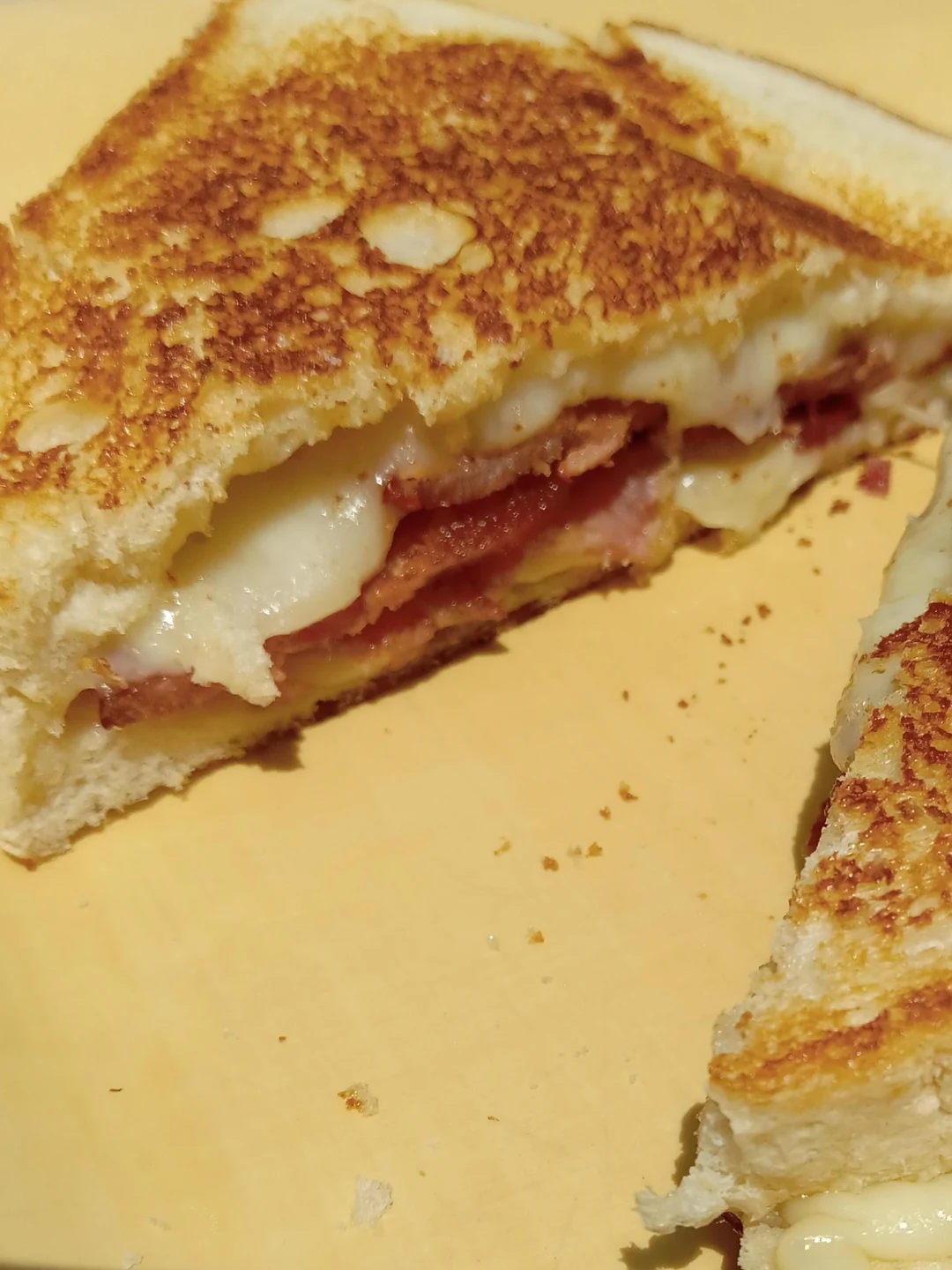 Grilled cheese with bacon | Scrolller