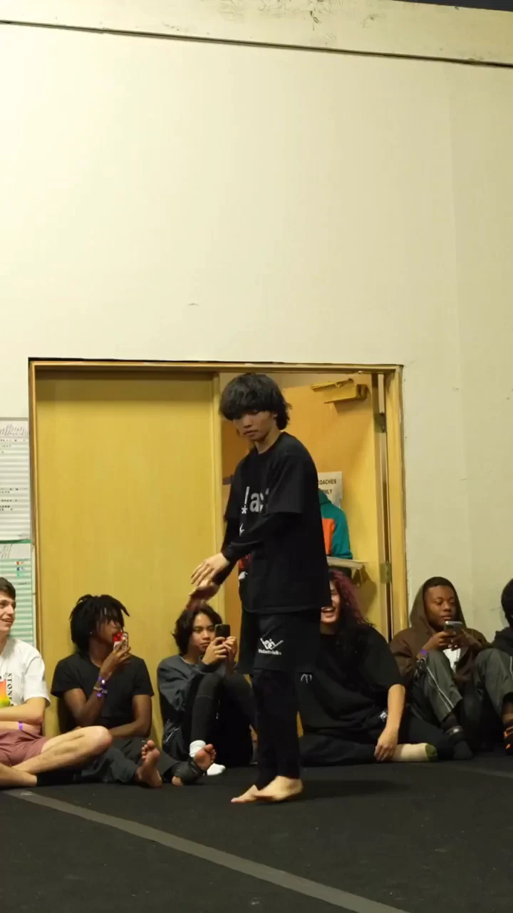 Amazing twist then split | Scrolller