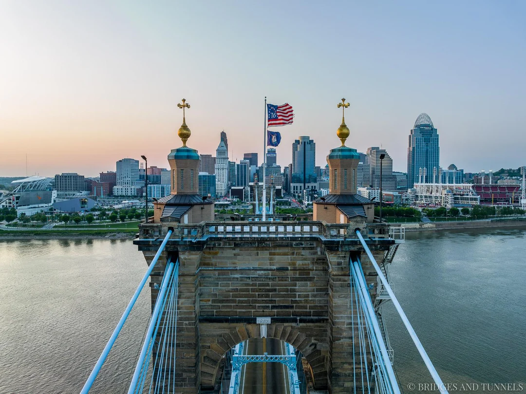 Cincinnati, Ohio, USA skyline with the Roebling Suspension Bridge at sunset [OC][1600×1198 ...