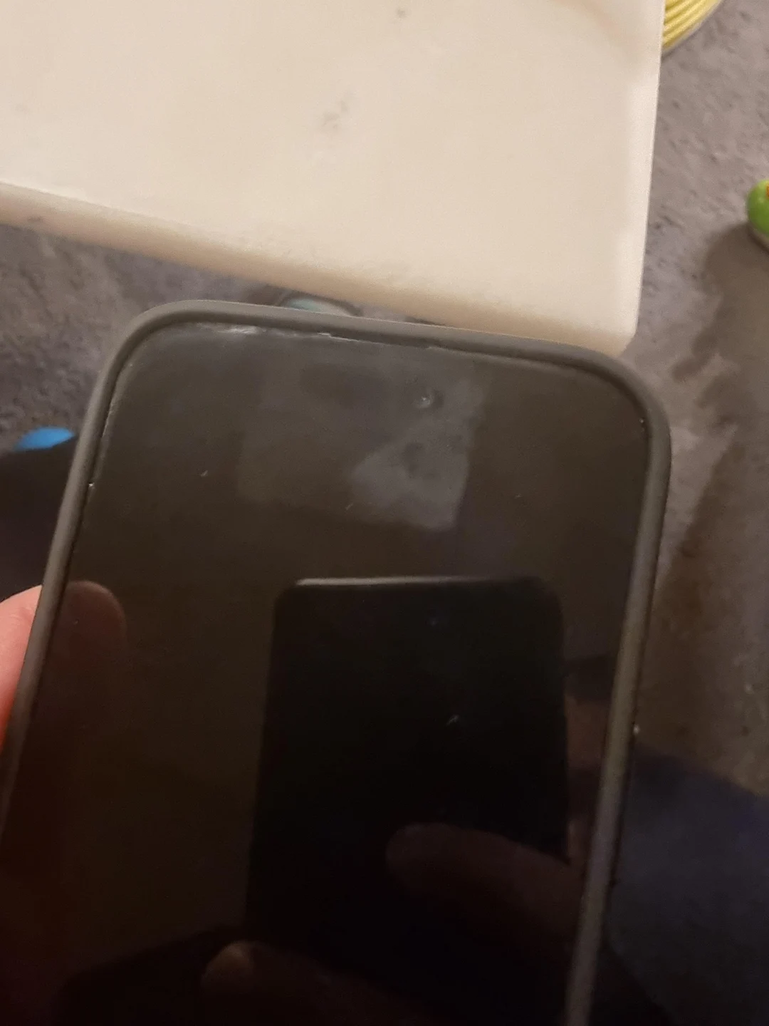 Weird square around selfie camera aften talking on phone | Scrolller