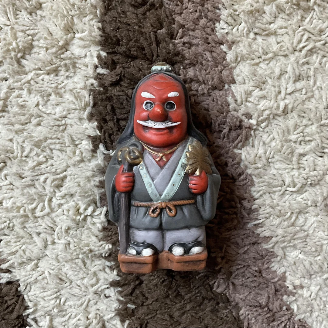 Need help identifying this small sculpture | Scrolller