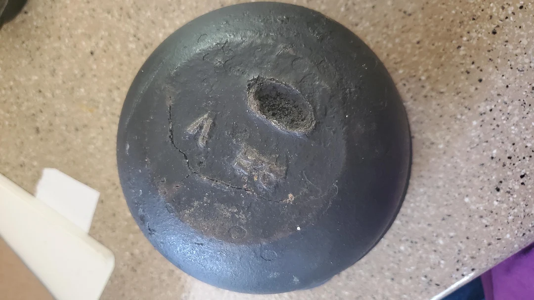What is happening to this cast iron pot? | Scrolller