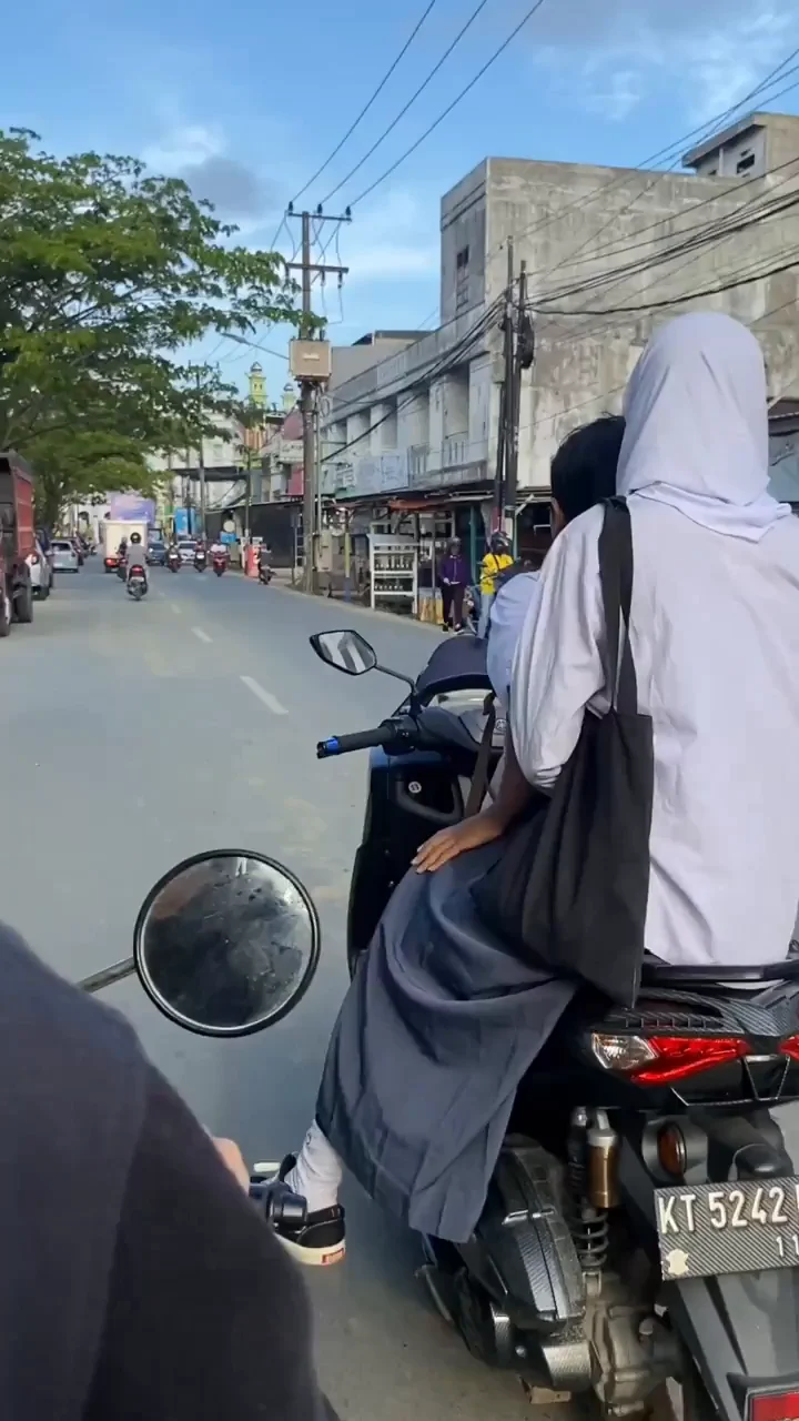 Keep your hand on the bike | Scrolller