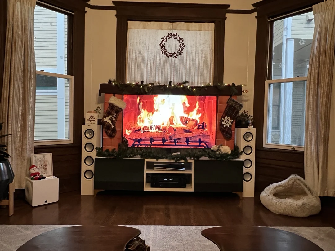 I built a little “fireplace” for my TV for the holidays | Scrolller